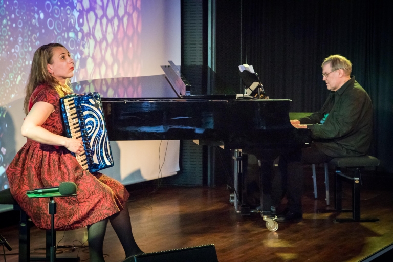 Tuulikki Bartosik & Timo Alakotila – Folk and Roots